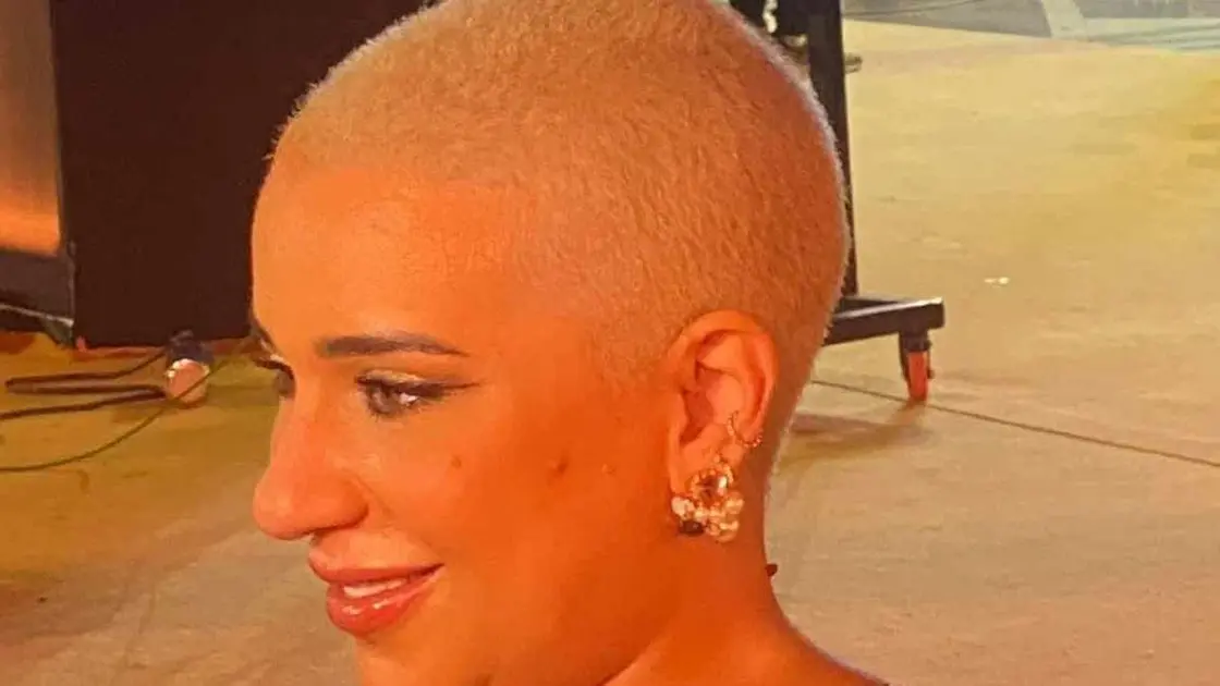 Asma Sherif Mounir Choque le Public en Se Rasant la Tête lors du ...